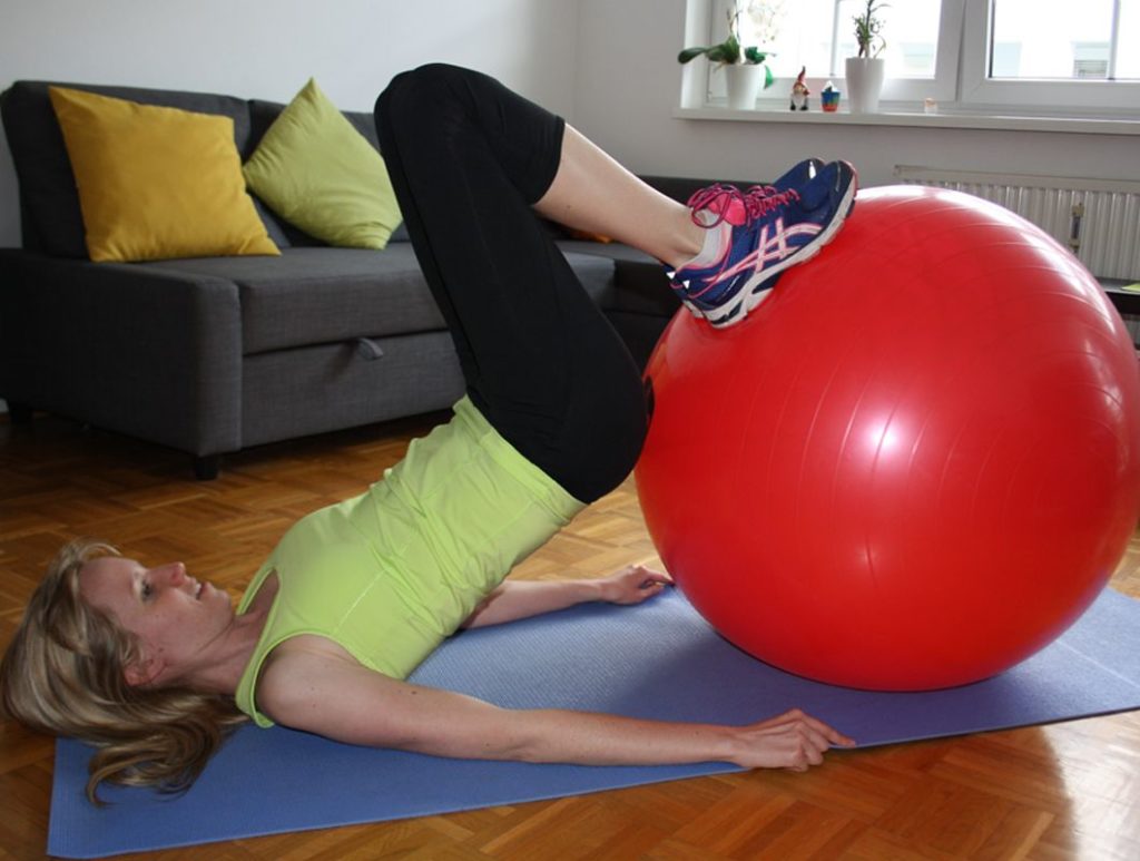 Beincurl mit dem Gymnastikball