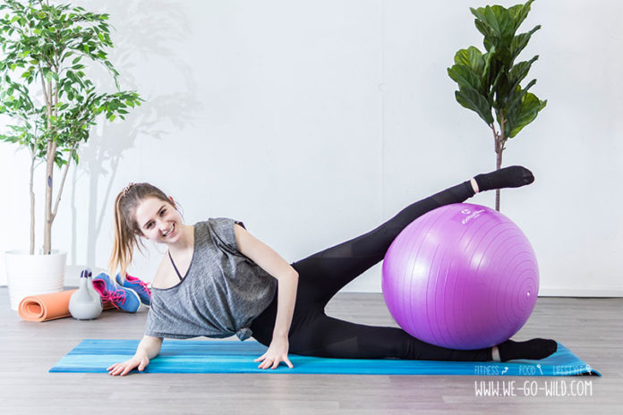 13 mega effektive Übungen mit Gymnastikball, fürs Wohnzimmer
