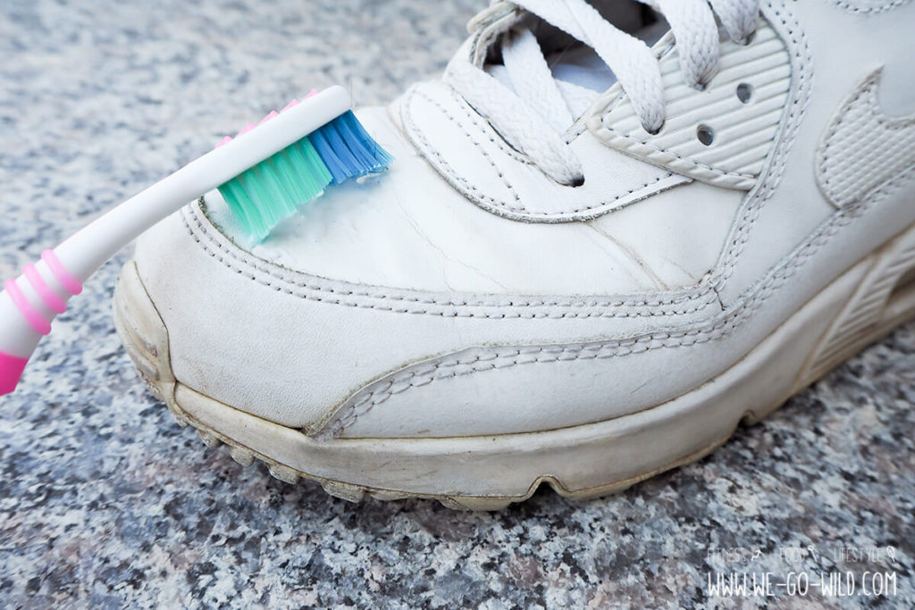 Elegantes Turnschuhe Waschmaschine Schleudern Ebenbild